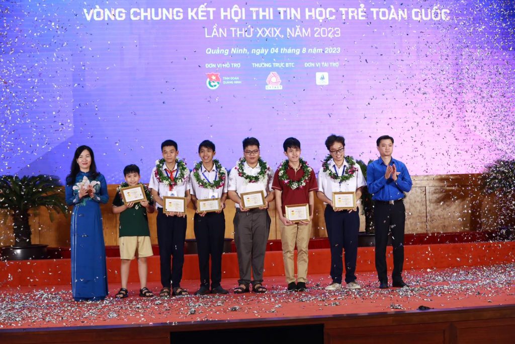 Học sinh trường Lê vinh dự nhận Huy hiệu Tuổi trẻ sáng tạo | Trường ...